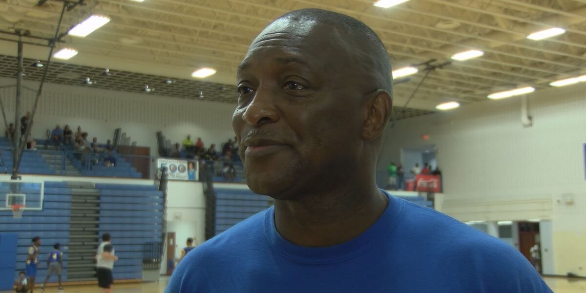 Longtime Savannah High basketball coach stepping down Longtime Savannah High basketball coach stepping down